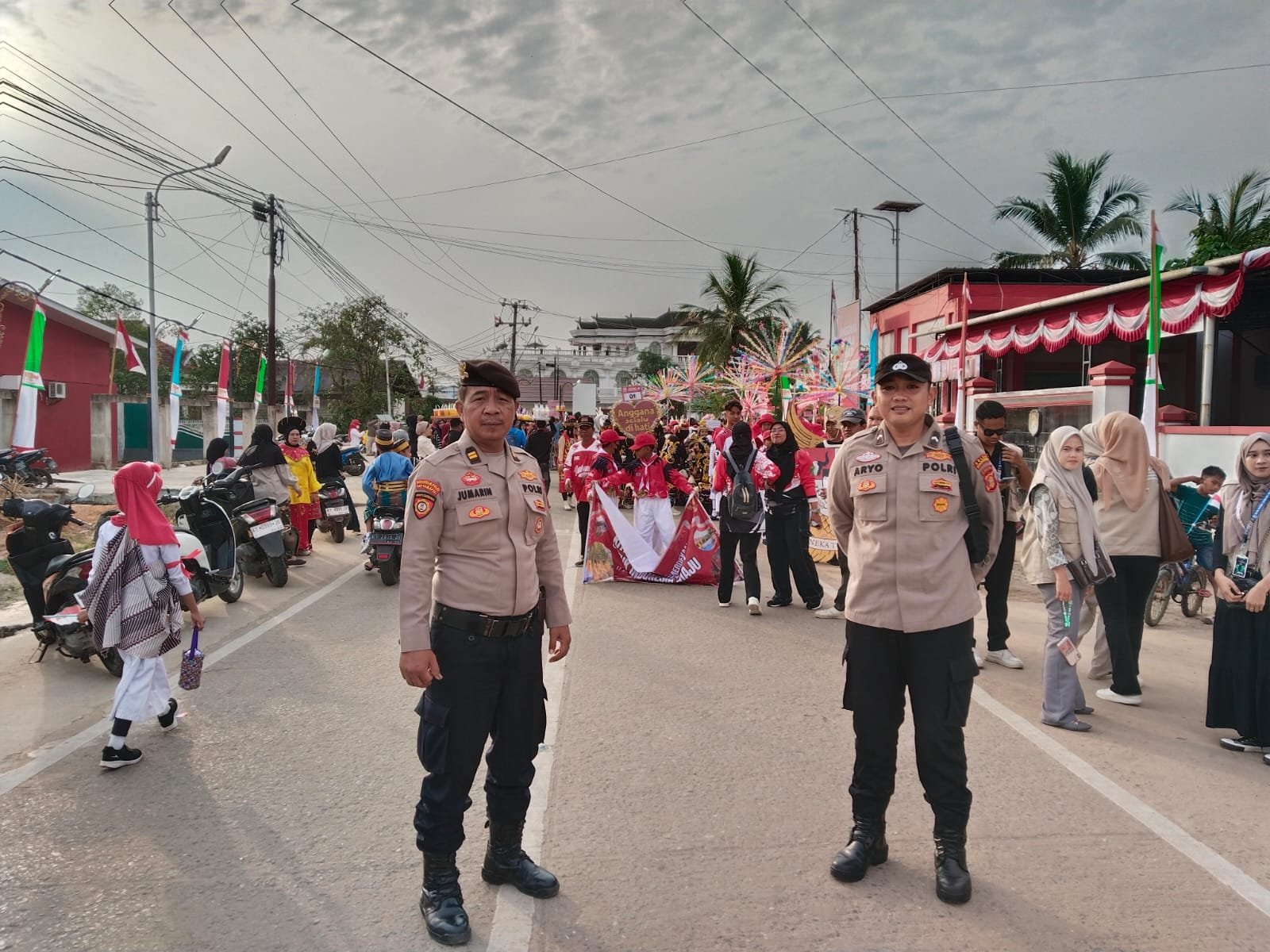 Polsek Anggana Kawal Pawai Budaya HUT RI ke-80, Warga Tumpah Ruah ...